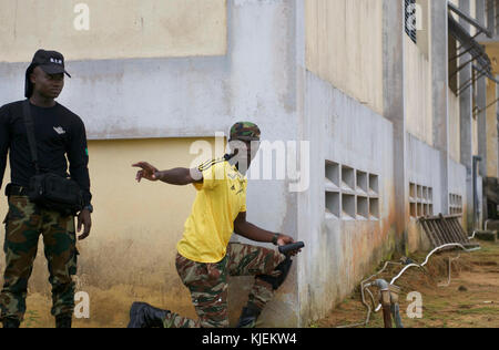 Ein Soldat der 764th Ordnance Company, 71. Ordnance Group (EOD), übt ...