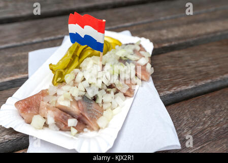 Niederländische Kultur traditionelle roher Hering mit Zwiebeln ...