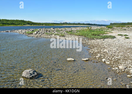 Sommer im polaren Ural, der Fluss Schluchzen. nördlichen Wasser ...