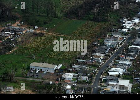 Luftaufnahme des beschädigten Hausdachs von Hurrikan Ian, das mit einer ...