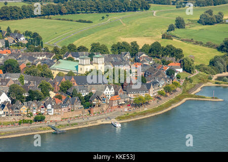 Innenstadt von Rees St. mit der Mariä Himmelfahrt Stadtkirche ...