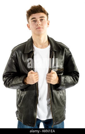 18-jährige trug eine Lederjacke und Jeans auf weißem Hintergrund ...