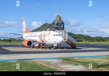 Pico Flughafen auf der Insel Pico auf den Azoren. Der 2,351 m Berg ...