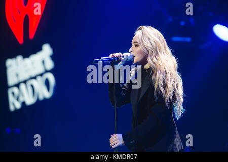 Sängerin Sabrina Zimmermann führt an iHeartRadio Jingle Ball 2017 ...
