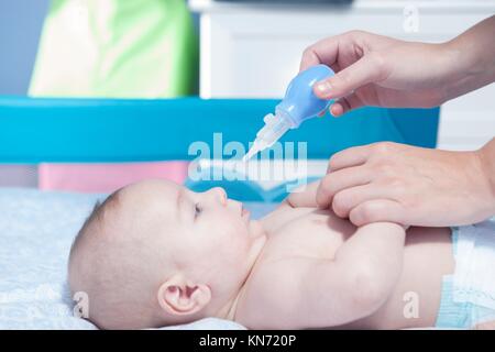 Mutter mit Baby nasale Absauganlage. Sie ist eine Schleim-Absaugung ...