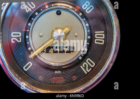 Kreisförmige auto Tacho mit Zeiger und Zahlen. Fahrzeug Tachometer mit ...