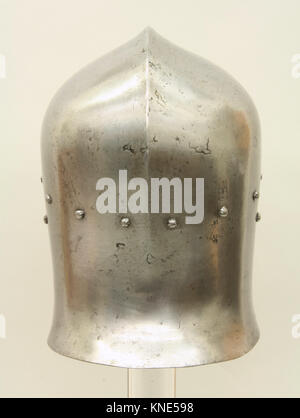 Barbute, eine Art mittelalterlicher Helm, Teil der Sammlung des ...