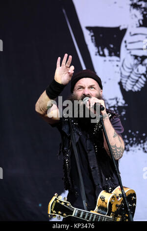 Tim Armstrong von der amerikanischen Punkrock-Band rancid auf der Bühne ...