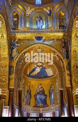 Mittelalterliche byzantinische Mosaiken des Christus Pantokrator über dem Altar der Pfalzkapelle ...