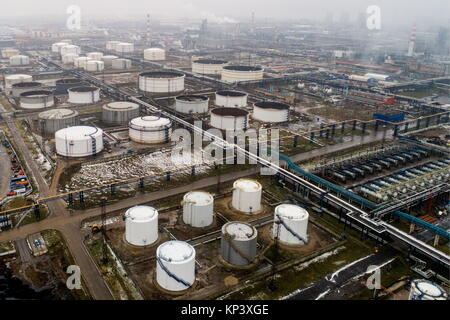 Moskau, Russland. 13 Dez, 2017. Ein Luftbild der Moskauer Ölraffinerie ...
