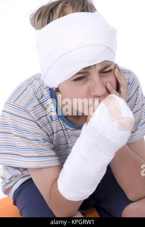 Junge, 11, Mit Armgips Und Kopfverband - junge mit Arm in Gips und ...