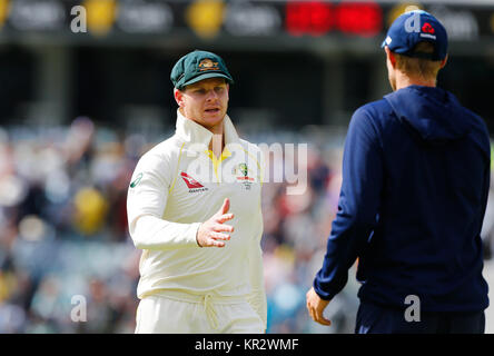 Australiens Steve Smith, schüttelt Hände mit Joe Root bei Tag fünf der ...