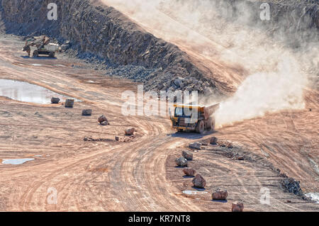 Kipper Lkw fahren in einem aktiven steinbruch Mine von Porphyr Felsen ...