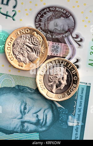 Neue britische Währung (ein Pfund Münzen, fünf Pfund und zehn Pfund ...