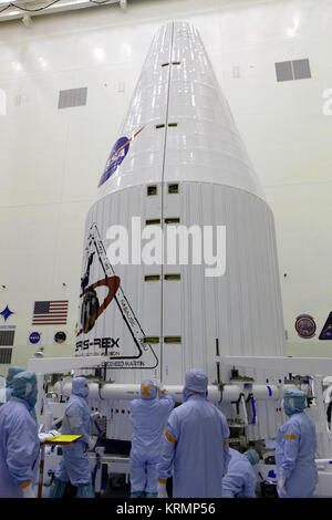 OSIRIS-REx gekapselt in Verkleidung an der PHSF, in der Vorbereitung ...