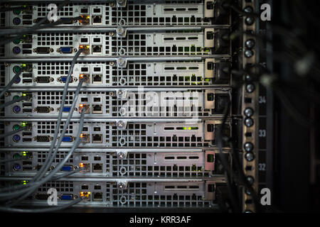 Server-Rack-Cluster in einem Rechenzentrum (flachen DOF; getönten ...
