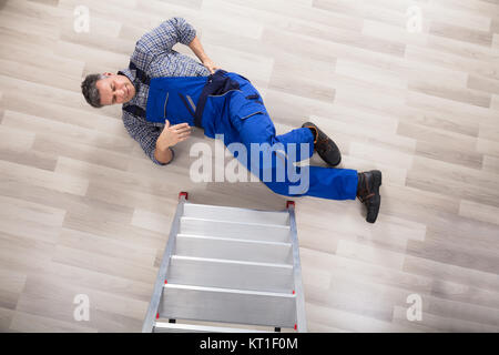 Heimwerker Gefallen von der Leiter Stockfoto, Bild: 227615398 - Alamy