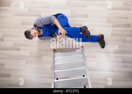 Heimwerker Gefallen von der Leiter Stockfoto, Bild: 227615398 - Alamy