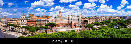 Panoramablick auf das antike Rom Ruinen. Skyline Skyline von ...