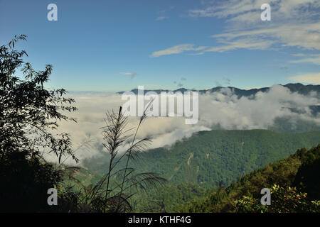 Gerunzelter Stirn runzeln, ziehen Sie ein langes Gesicht, Verschleiß ...