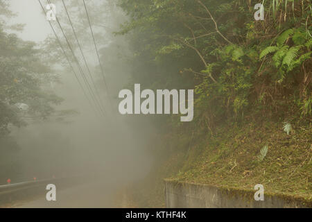 Gerunzelter Stirn runzeln, ziehen Sie ein langes Gesicht, Verschleiß ...