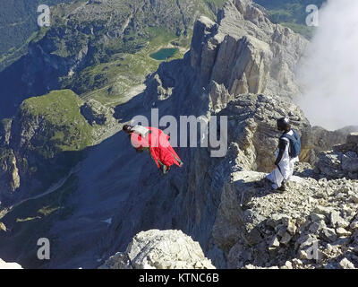 Diese wingsuit Base Jumper nur verstärkt über die Klippe und ist mutig ...