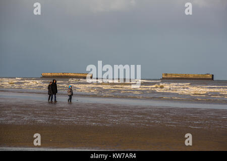 Weltkrieg zwei Phoenix-Senkkästen bilden einen improvisierten Mulberry Hafen am Goldstrand ...