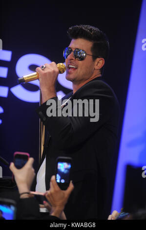 Express Times Square Grand Opening Event für den Händler größten Store ...