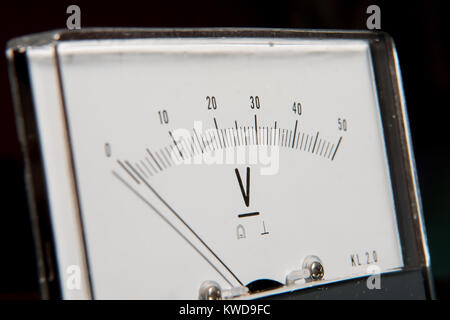 Detail eines analogen Voltmeter, Zeiger und Skala Stockfotografie - Alamy