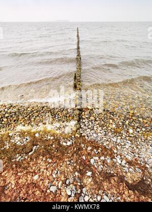 Hölzernen Wellenbrecher in wellenförmigen Ostsee. Romantische ...