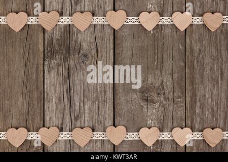 Valentines Tag doppelten Umrandung von Herzen aus Holz und Papier Rosen ...