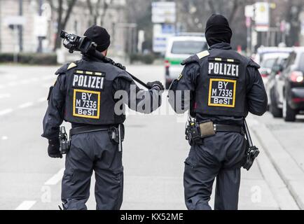 München, Bayern, Deutschland. 7 Jan, 2018. Zwei Mitglieder des ...