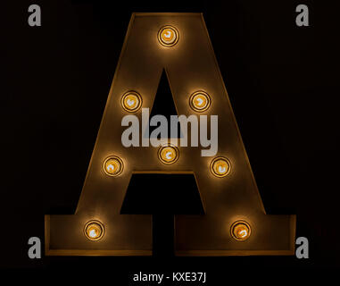 Glühlampe leuchtenden Buchstaben Alphabet Zeichen C Font. Vorderansicht beleuchtete Hauptstadt ...