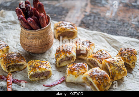 Fleischwurst Brötchen Wurst in Blätterteig gehüllt Stockfotografie - Alamy