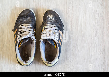 Alte Schuhe mit Löchern abgenutzt schäbig für Obdachlose Kleidung Zehen ...