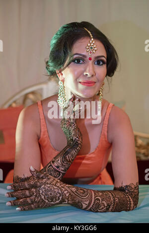 Mehndi Designs auf Hand und Arm der Braut für Indische Sikh Hochzeit Stockfotografie - Alamy