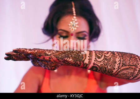 Mehndi Designs auf Hand und Arm der Braut für Indische Sikh Hochzeit Stockfotografie - Alamy