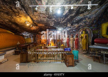 RIDIGAMA, SRI LANKA - 18. FEBRUAR 2017: Statuen von Gautama Buddha bei ...