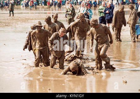 Schlamm-Wrestler auf dem Glastonbury Festival 1998 Stockfotografie - Alamy