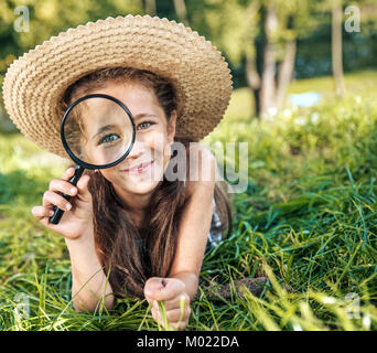 glückliches Kind mit Lupe Stockfotografie - Alamy