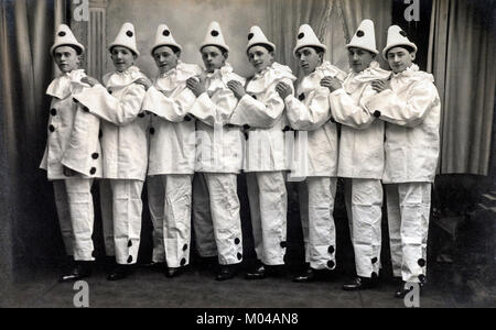 ACHT Männer heraus, (obere Reihe ganz links): John Mahoney, (obere ...