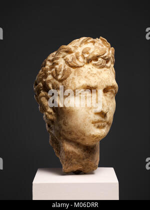 Dieser Marmorkopf stellt einen Mann dar, der mit einem Lorbeerkranz ...