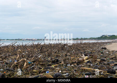verschmutzte schmutziger Strand mit Müll Müll schwimmend im Meer auf ...