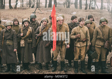 Rogatschew, Belarus - 25. Februar 2017: Re-Enactor verkleidet als ...