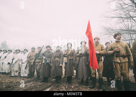Rogatschew, Belarus - 25. Februar 2017: Re-Enactor verkleidet als ...