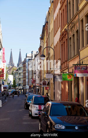 Deutschland, Köln, die Friesen Straße, die Türme der Kathedrale ...
