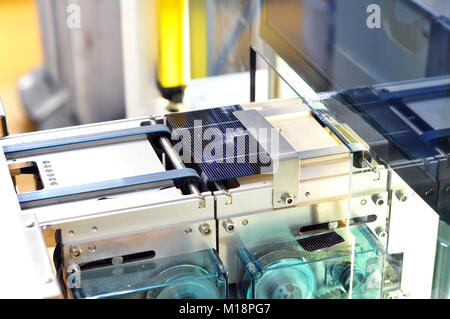 Die Produktion von Solarzellen - Transportband in der Produktion mit ...