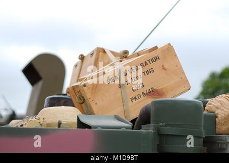 Weltkrieg 2 Ära ration Packs in Kisten auf einem gepanzerten Fahrzeug ...