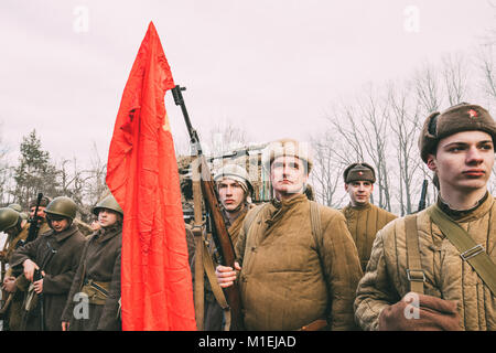 Rogatschew, Belarus - 25. Februar 2017: Re-Enactor verkleidet als ...