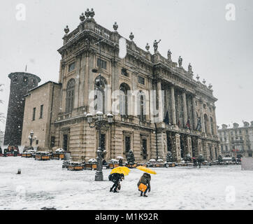 Skyline von Turin, Italien, im Winter. Der Berg hinten und die Mole ...